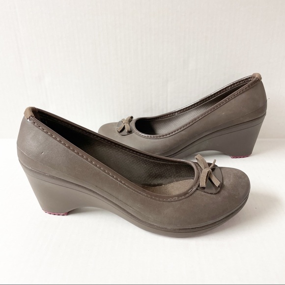 CROCS | Shoes | Crocs Lydia Bow Detail Round Toe Brown Wedge Size 8 ...